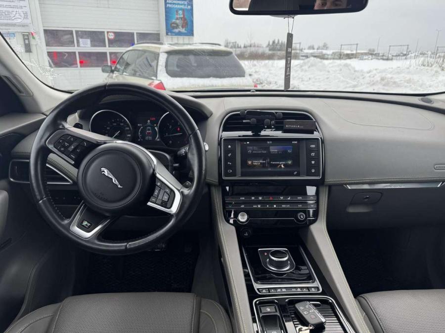 Grey Jaguar F-Pace 2017 in Telschi, with an engine capacity of 2.00 L and mileage of 120 thousand km for 12500 €, photo 28 on AUTOMOTO.COM.LV