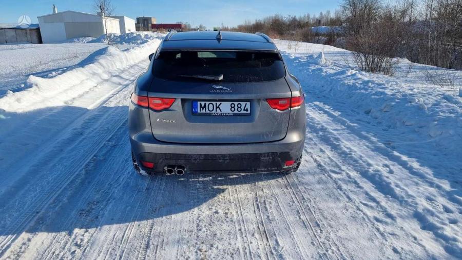 Grey Jaguar F-Pace 2017 in Siauliai, with an engine capacity of 2.00 L and mileage of 183 thousand km for 13200 €, photo 5 on AUTOMOTO.COM.LV