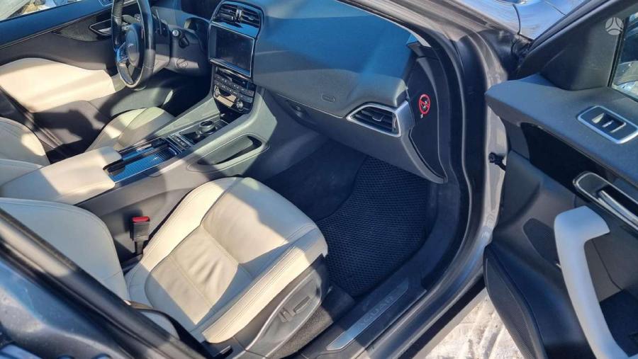 Grey Jaguar F-Pace 2017 in Siauliai, with an engine capacity of 2.00 L and mileage of 183 thousand km for 13200 €, photo 12 on AUTOMOTO.COM.LV