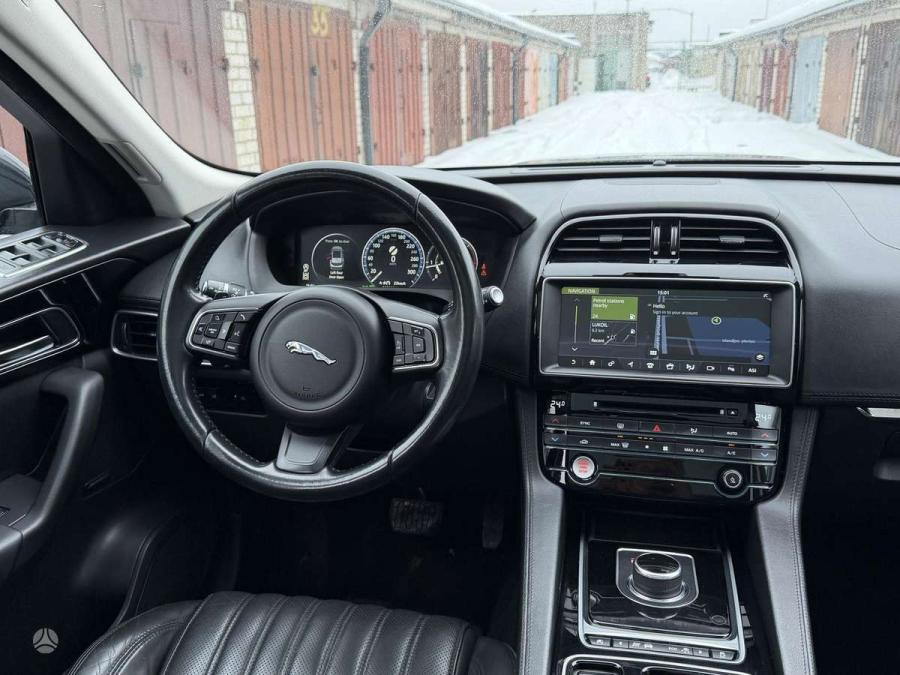 Grey Jaguar F-Pace 2017 in Kaunas, with an engine capacity of 2.00 L and mileage of 283 thousand km for 11000 €, photo 23 on AUTOMOTO.COM.LV