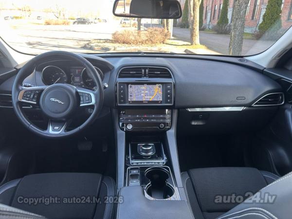 Pelēks Jaguar F-Pace 2017 Tallina, ar dzinēja tilpumu 2.00 L un nobraukumu 142 tūkst. km par 14590 €, foto 11 vietnē AUTOMOTO.COM.LV