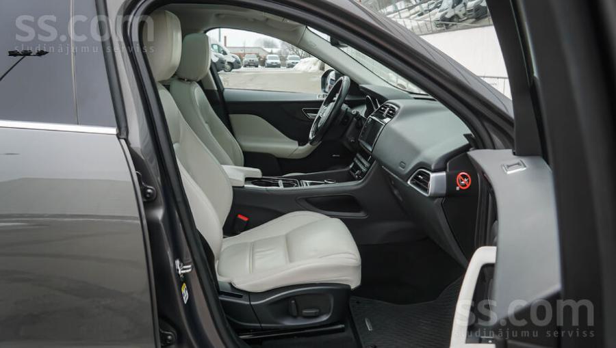 Pelēks Jaguar F-Pace 2017 Rīga, ar dzinēja tilpumu 3.00 L un nobraukumu 216 tūkst. km par 14950 €, foto 16 vietnē AUTOMOTO.COM.LV