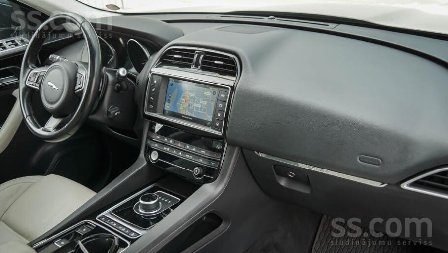 Pelēks Jaguar F-Pace 2017 Rīga, ar dzinēja tilpumu 3.00 L un nobraukumu 216 tūkst. km par 14950 €, foto 17 vietnē AUTOMOTO.COM.LV