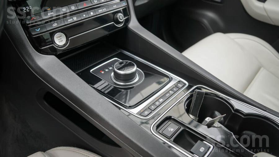 Pelēks Jaguar F-Pace 2017 Rīga, ar dzinēja tilpumu 3.00 L un nobraukumu 216 tūkst. km par 14950 €, foto 19 vietnē AUTOMOTO.COM.LV