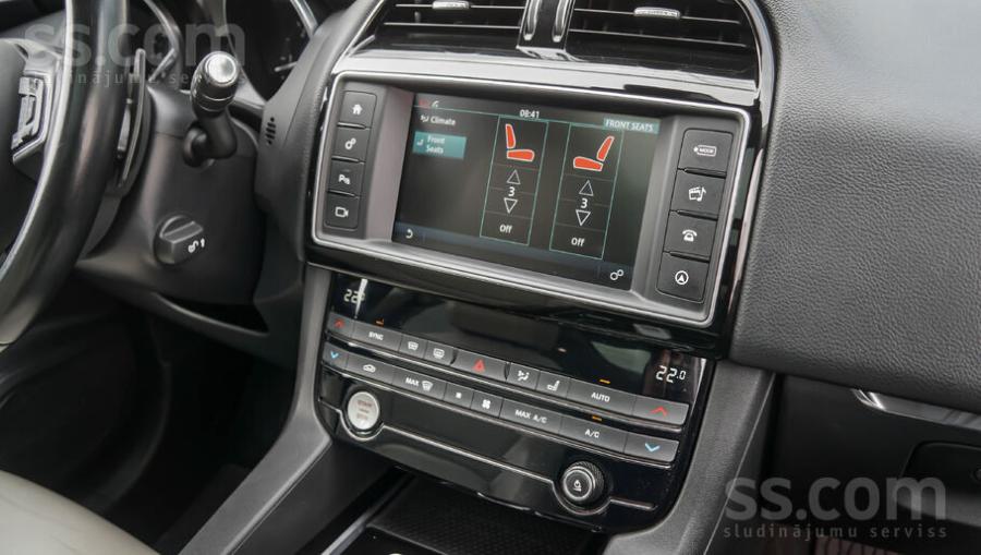 Pelēks Jaguar F-Pace 2017 Rīga, ar dzinēja tilpumu 3.00 L un nobraukumu 216 tūkst. km par 14950 €, foto 24 vietnē AUTOMOTO.COM.LV