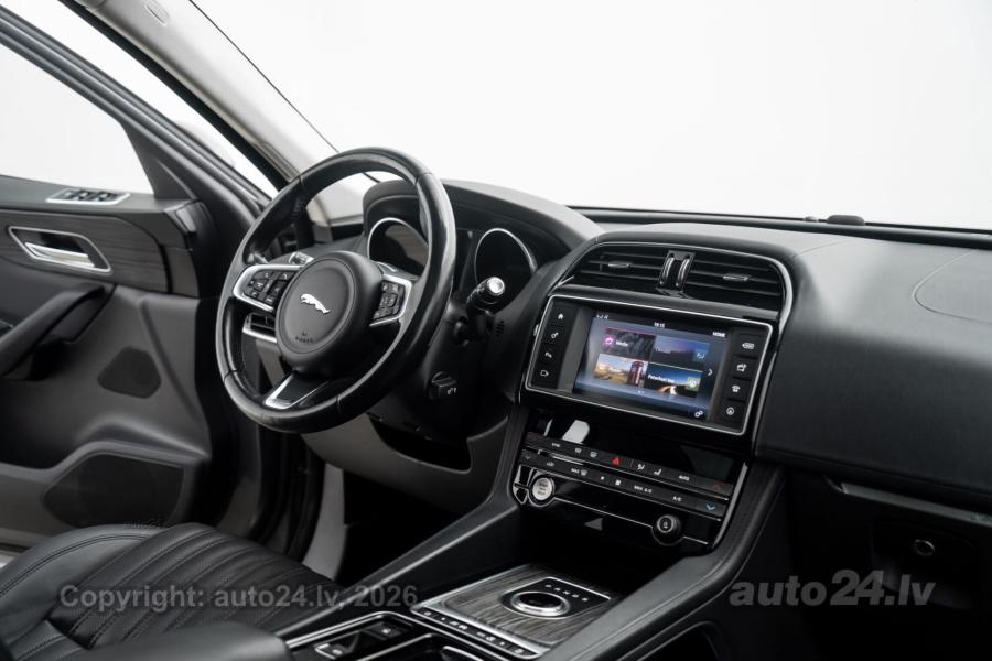 Pelēks Jaguar F-Pace 2017 Tallina, ar dzinēja tilpumu 2.00 L un nobraukumu 155 tūkst. km par 14999 €, foto 12 vietnē AUTOMOTO.COM.LV