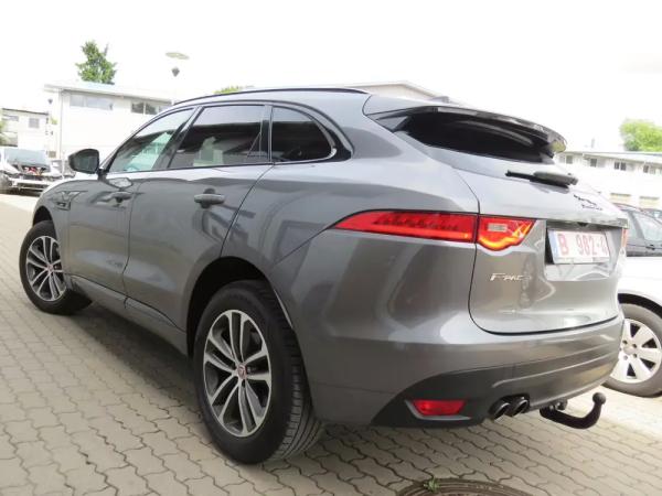 Grey Jaguar F-Pace 2017 in Riga, with an engine capacity of 2.00 L and mileage of 180 thousand km for 17990 €, photo 4 on AUTOMOTO.COM.LV