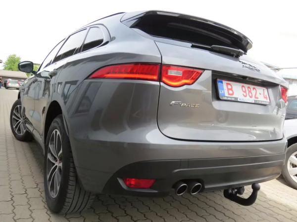 Grey Jaguar F-Pace 2017 in Riga, with an engine capacity of 2.00 L and mileage of 180 thousand km for 17990 €, photo 5 on AUTOMOTO.COM.LV