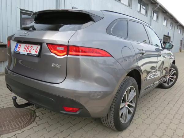 Grey Jaguar F-Pace 2017 in Riga, with an engine capacity of 2.00 L and mileage of 180 thousand km for 17990 €, photo 7 on AUTOMOTO.COM.LV