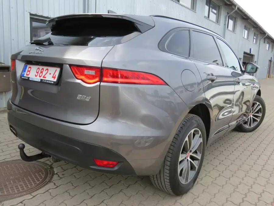 Grey Jaguar F-Pace 2017 in Riga, with an engine capacity of 2.00 L and mileage of 180 thousand km for 17990 €, photo 8 on AUTOMOTO.COM.LV