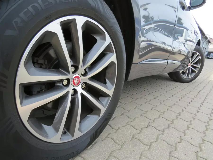 Grey Jaguar F-Pace 2017 in Riga, with an engine capacity of 2.00 L and mileage of 180 thousand km for 17990 €, photo 9 on AUTOMOTO.COM.LV