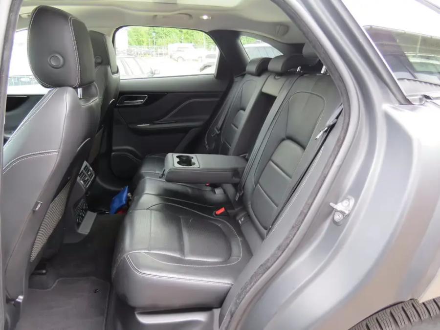 Grey Jaguar F-Pace 2017 in Riga, with an engine capacity of 2.00 L and mileage of 180 thousand km for 17990 €, photo 20 on AUTOMOTO.COM.LV