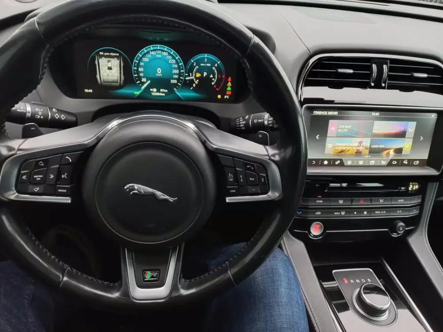 Grey Jaguar F-Pace 2017 in Riga, with an engine capacity of 2.00 L and mileage of 190 thousand km for 16900 €, photo 12 on AUTOMOTO.COM.LV