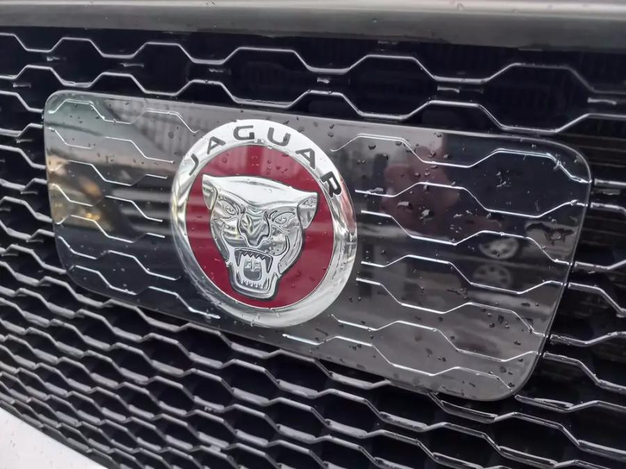 Grey Jaguar F-Pace 2017 in Riga, with an engine capacity of 2.00 L and mileage of 190 thousand km for 16900 €, photo 13 on AUTOMOTO.COM.LV