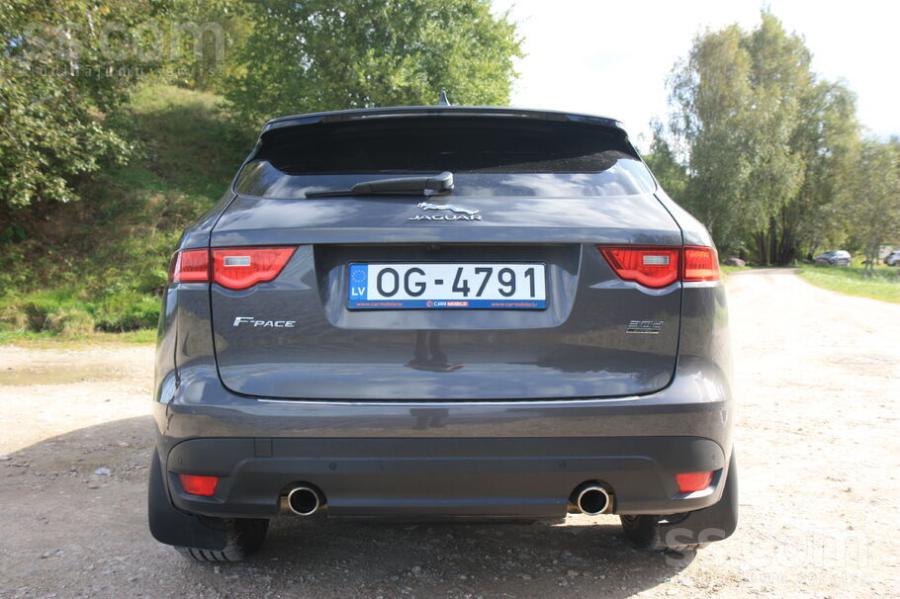 Pelēks Jaguar F-Pace 2017 Rīga, ar dzinēja tilpumu 3.00 L un nobraukumu 216 tūkst. km par 14800 €, foto 4 vietnē AUTOMOTO.COM.LV