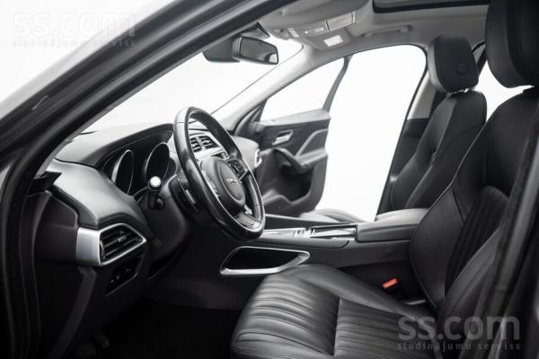 Pelēks Jaguar F-Pace 2017 Tallina, ar dzinēja tilpumu 2.00 L un nobraukumu 155 tūkst. km par 14999 €, foto 7 vietnē AUTOMOTO.COM.LV