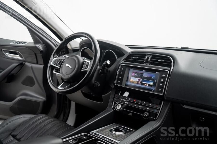 Pelēks Jaguar F-Pace 2017 Tallina, ar dzinēja tilpumu 2.00 L un nobraukumu 155 tūkst. km par 14999 €, foto 12 vietnē AUTOMOTO.COM.LV