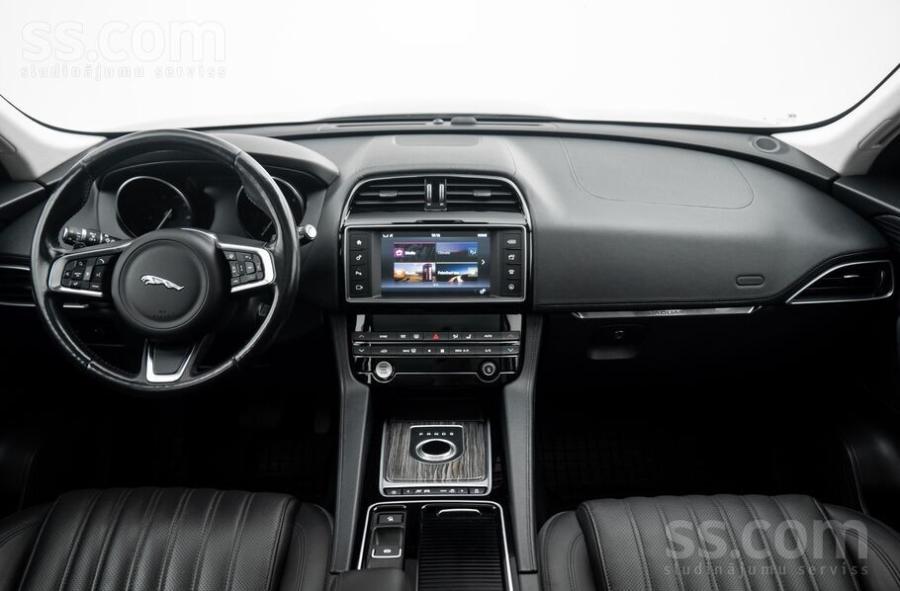 Pelēks Jaguar F-Pace 2017 Tallina, ar dzinēja tilpumu 2.00 L un nobraukumu 155 tūkst. km par 14999 €, foto 13 vietnē AUTOMOTO.COM.LV