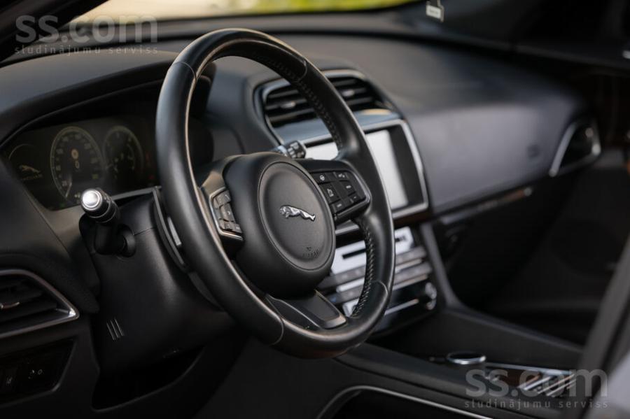 Pelēks Jaguar F-Pace 2017 Jelgava, ar dzinēja tilpumu 2.00 L un nobraukumu 224 tūkst. km par 15500 €, foto 23 vietnē AUTOMOTO.COM.LV