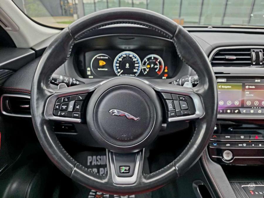 Grey Jaguar F-Pace 2017 in Siauliai, with an engine capacity of 2.00 L and mileage of 98 thousand km for 13750 €, photo 15 on AUTOMOTO.COM.LV
