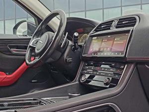 Grey Jaguar F-Pace 2017 in Siauliai, with an engine capacity of 2.00 L and mileage of 98 thousand km for 13750 €, photo 21 on AUTOMOTO.COM.LV