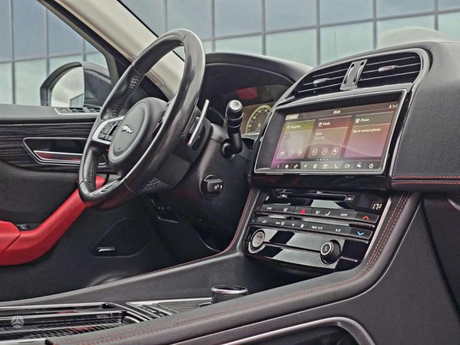 Grey Jaguar F-Pace 2017 in Siauliai, with an engine capacity of 2.00 L and mileage of 98 thousand km for 13750 €, photo 21 on AUTOMOTO.COM.LV