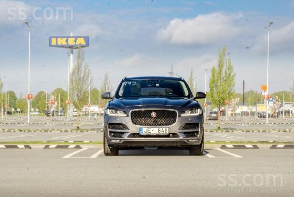 Pelēks Jaguar F-Pace 2017 Rīga, ar dzinēja tilpumu 2.00 L un nobraukumu 180 tūkst. km par 12990 €, foto 3 vietnē AUTOMOTO.COM.LV
