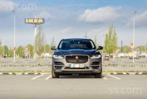 Grey Jaguar F-Pace 2017 in Riga, with an engine capacity of 2.00 L and mileage of 180 thousand km for 12990 €, photo 4 on AUTOMOTO.COM.LV