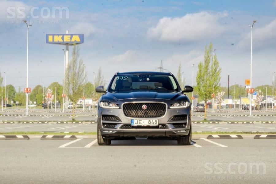 Grey Jaguar F-Pace 2017 in Riga, with an engine capacity of 2.00 L and mileage of 180 thousand km for 12990 €, photo 4 on AUTOMOTO.COM.LV