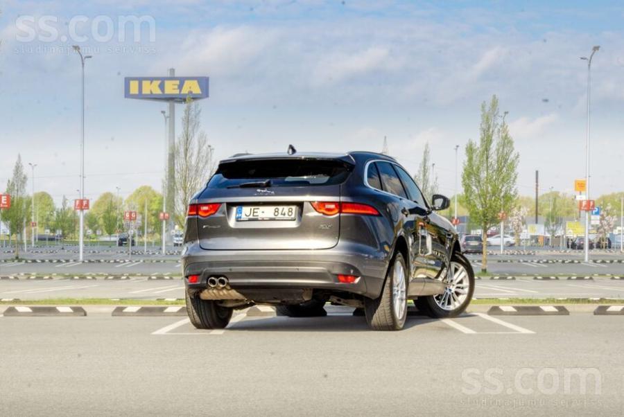 Grey Jaguar F-Pace 2017 in Riga, with an engine capacity of 2.00 L and mileage of 180 thousand km for 12990 €, photo 6 on AUTOMOTO.COM.LV