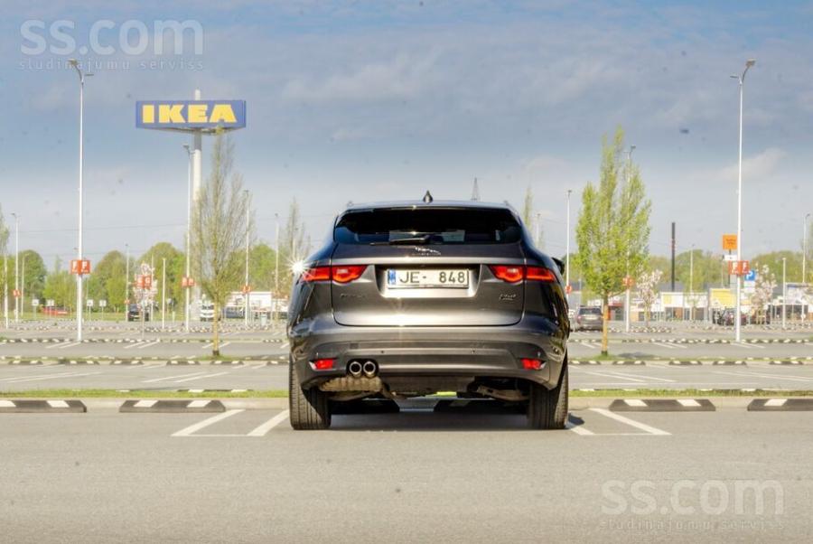 Grey Jaguar F-Pace 2017 in Riga, with an engine capacity of 2.00 L and mileage of 180 thousand km for 12990 €, photo 7 on AUTOMOTO.COM.LV