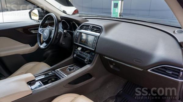 Pelēks Jaguar F-Pace 2017 Rīga, ar dzinēja tilpumu 2.00 L un nobraukumu 180 tūkst. km par 12990 €, foto 10 vietnē AUTOMOTO.COM.LV