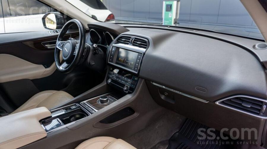 Grey Jaguar F-Pace 2017 in Riga, with an engine capacity of 2.00 L and mileage of 180 thousand km for 12990 €, photo 11 on AUTOMOTO.COM.LV