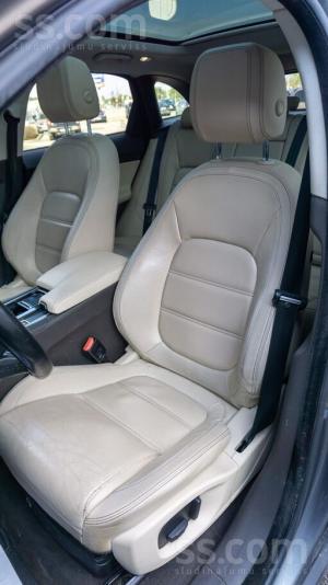 Grey Jaguar F-Pace 2017 in Riga, with an engine capacity of 2.00 L and mileage of 180 thousand km for 12990 €, photo 29 on AUTOMOTO.COM.LV