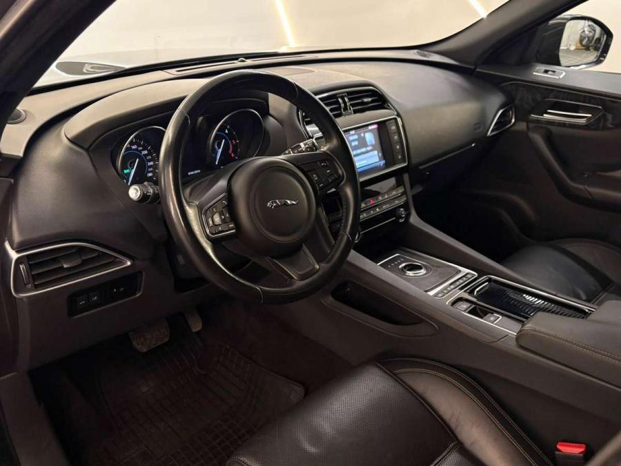 Grey Jaguar F-Pace 2017 in Marijampole, with an engine capacity of 2.00 L and mileage of 204 thousand km for 13750 €, photo 3 on AUTOMOTO.COM.LV