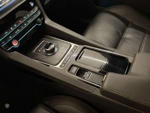 Grey Jaguar F-Pace 2017 in Marijampole, with an engine capacity of 2.00 L and mileage of 204 thousand km for 13750 €, photo 4 on AUTOMOTO.COM.LV