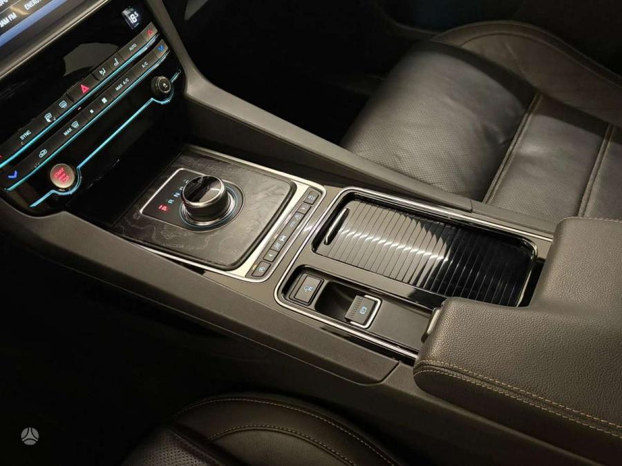Grey Jaguar F-Pace 2017 in Marijampole, with an engine capacity of 2.00 L and mileage of 204 thousand km for 13750 €, photo 4 on AUTOMOTO.COM.LV