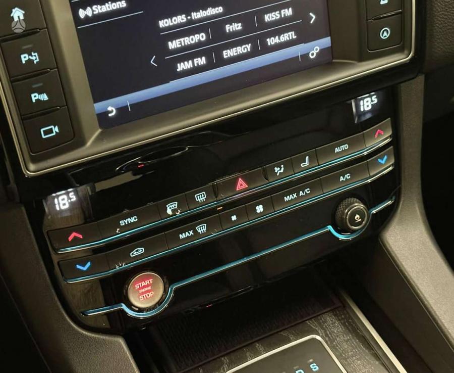 Grey Jaguar F-Pace 2017 in Marijampole, with an engine capacity of 2.00 L and mileage of 204 thousand km for 13750 €, photo 7 on AUTOMOTO.COM.LV