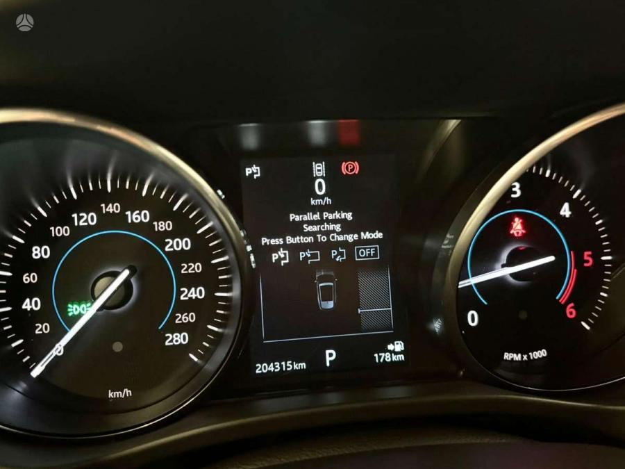 Grey Jaguar F-Pace 2017 in Marijampole, with an engine capacity of 2.00 L and mileage of 204 thousand km for 13750 €, photo 12 on AUTOMOTO.COM.LV
