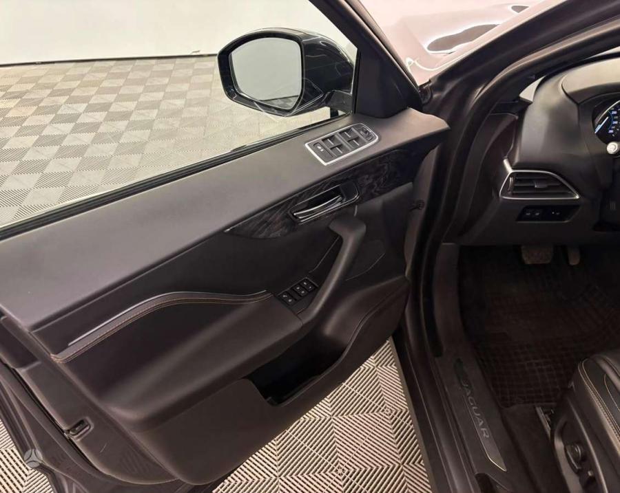 Grey Jaguar F-Pace 2017 in Marijampole, with an engine capacity of 2.00 L and mileage of 204 thousand km for 13750 €, photo 21 on AUTOMOTO.COM.LV