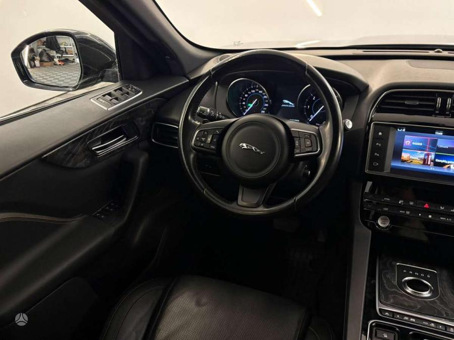 Grey Jaguar F-Pace 2017 in Marijampole, with an engine capacity of 2.00 L and mileage of 204 thousand km for 13750 €, photo 25 on AUTOMOTO.COM.LV