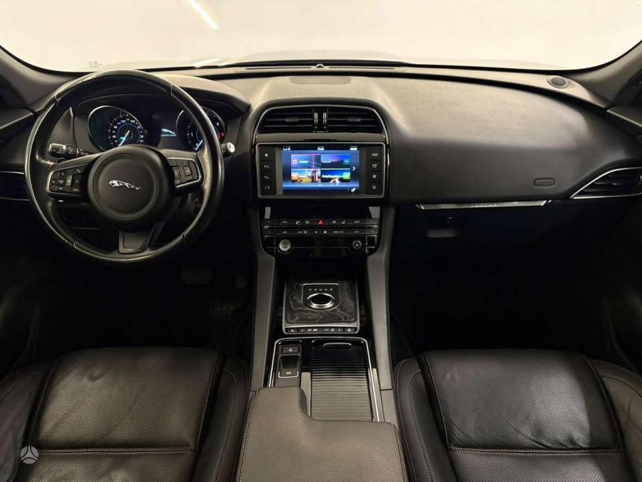 Grey Jaguar F-Pace 2017 in Marijampole, with an engine capacity of 2.00 L and mileage of 204 thousand km for 13750 €, photo 26 on AUTOMOTO.COM.LV