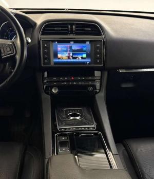 Grey Jaguar F-Pace 2017 in Marijampole, with an engine capacity of 2.00 L and mileage of 204 thousand km for 13750 €, photo 28 on AUTOMOTO.COM.LV