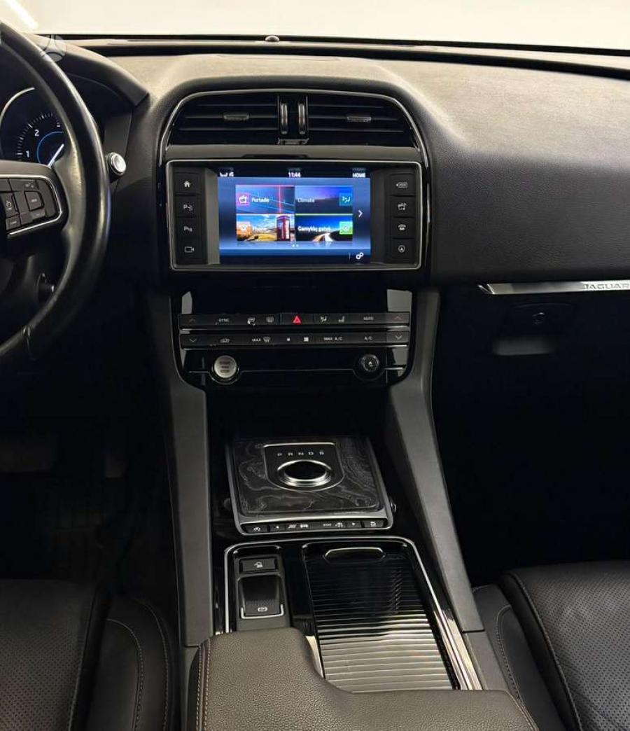 Grey Jaguar F-Pace 2017 in Marijampole, with an engine capacity of 2.00 L and mileage of 204 thousand km for 13750 €, photo 28 on AUTOMOTO.COM.LV