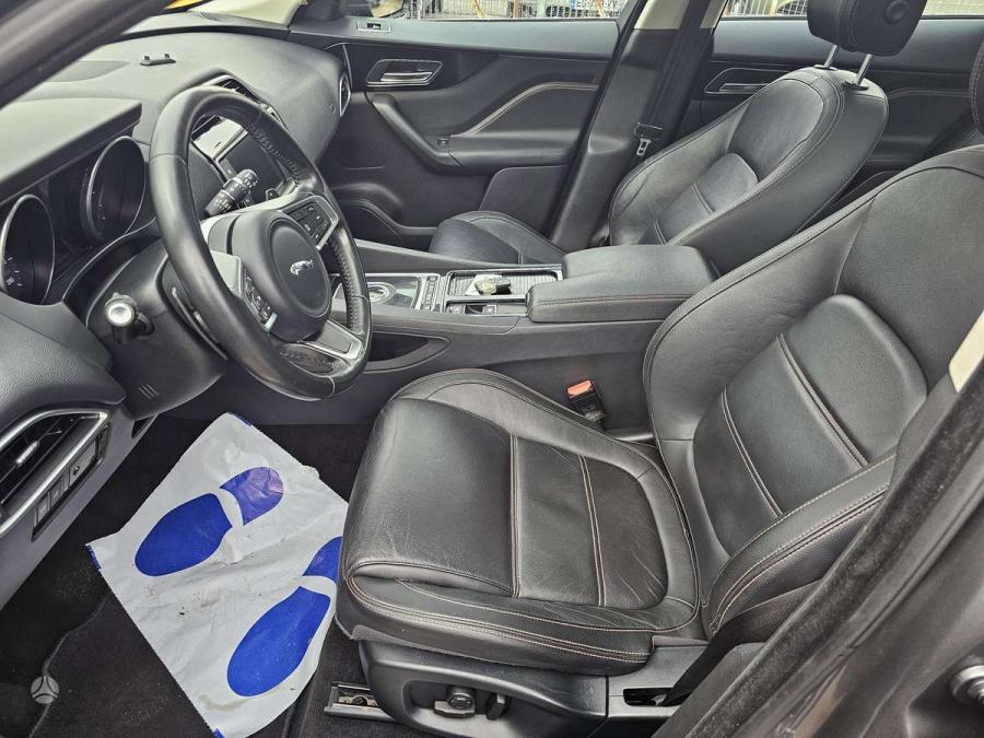 Grey Jaguar F-Pace 2017 in Taurage, with an engine capacity of 2.00 L and mileage of 162 thousand km for 9300 €, photo 11 on AUTOMOTO.COM.LV
