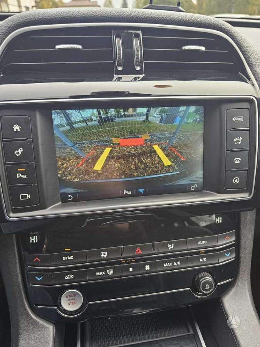 Grey Jaguar F-Pace 2017 in Taurage, with an engine capacity of 2.00 L and mileage of 162 thousand km for 9300 €, photo 14 on AUTOMOTO.COM.LV