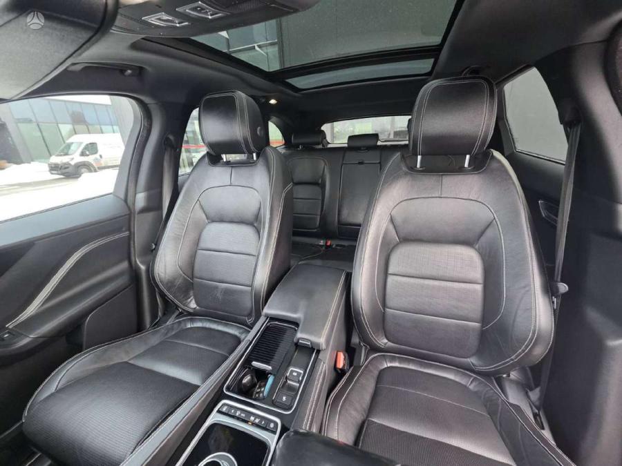 Grey Jaguar F-Pace 2018 in Siauliai, with an engine capacity of 2.00 L and mileage of 171 thousand km for 15850 €, photo 23 on AUTOMOTO.COM.LV