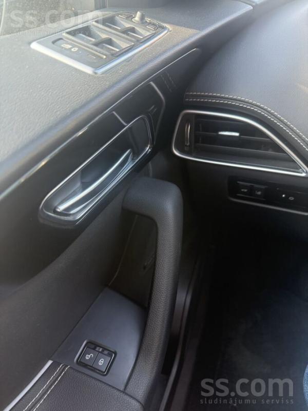 Grey Jaguar F-Pace 2018 in Daugavpils, with an engine capacity of 2.00 L and mileage of 160 thousand km for 17500 €, photo 4 on AUTOMOTO.COM.LV