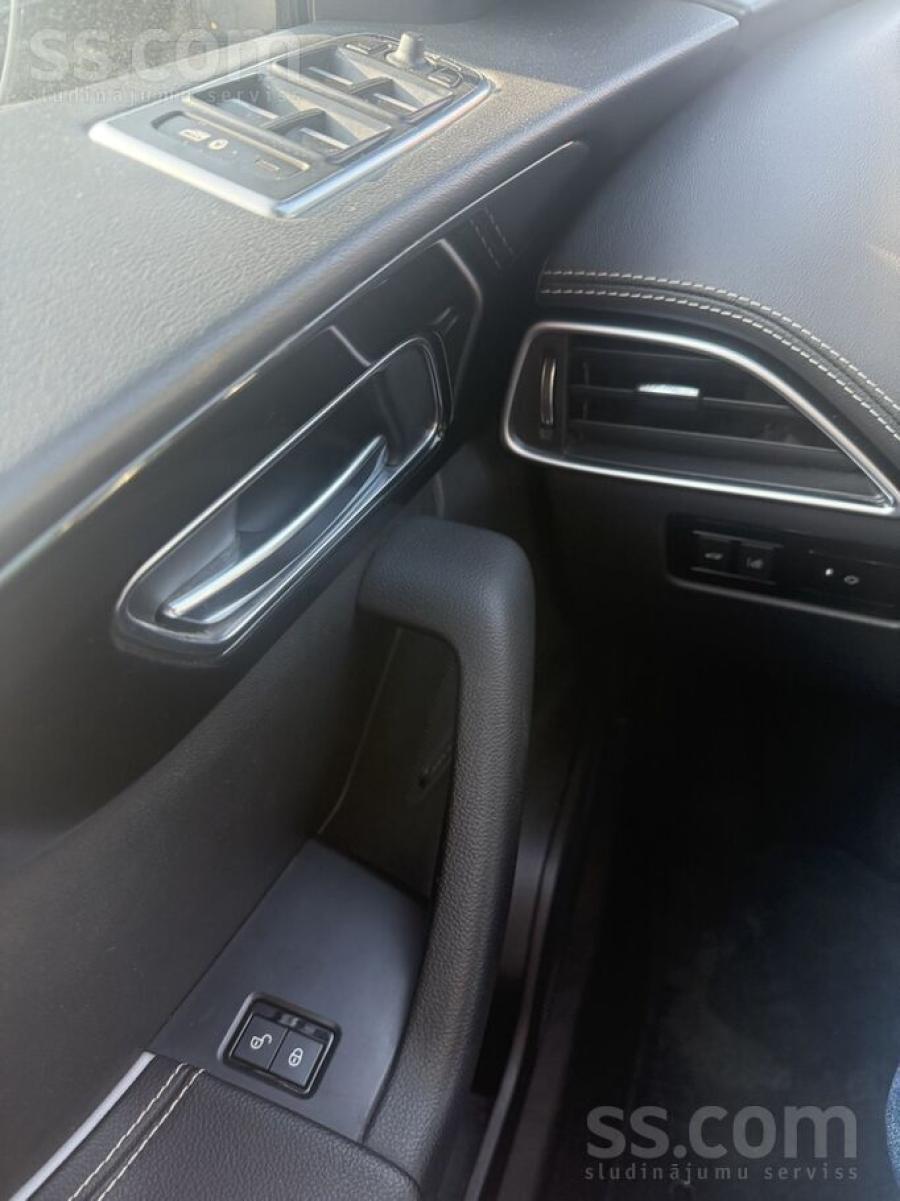Grey Jaguar F-Pace 2018 in Daugavpils, with an engine capacity of 2.00 L and mileage of 160 thousand km for 17500 €, photo 5 on AUTOMOTO.COM.LV