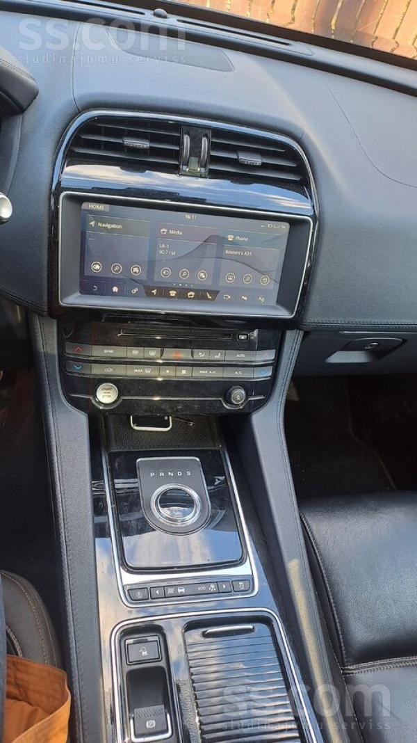 Grey Jaguar F-Pace 2018 in Riga, with an engine capacity of 2.00 L and mileage of 146 thousand km for 18150 €, photo 7 on AUTOMOTO.COM.LV